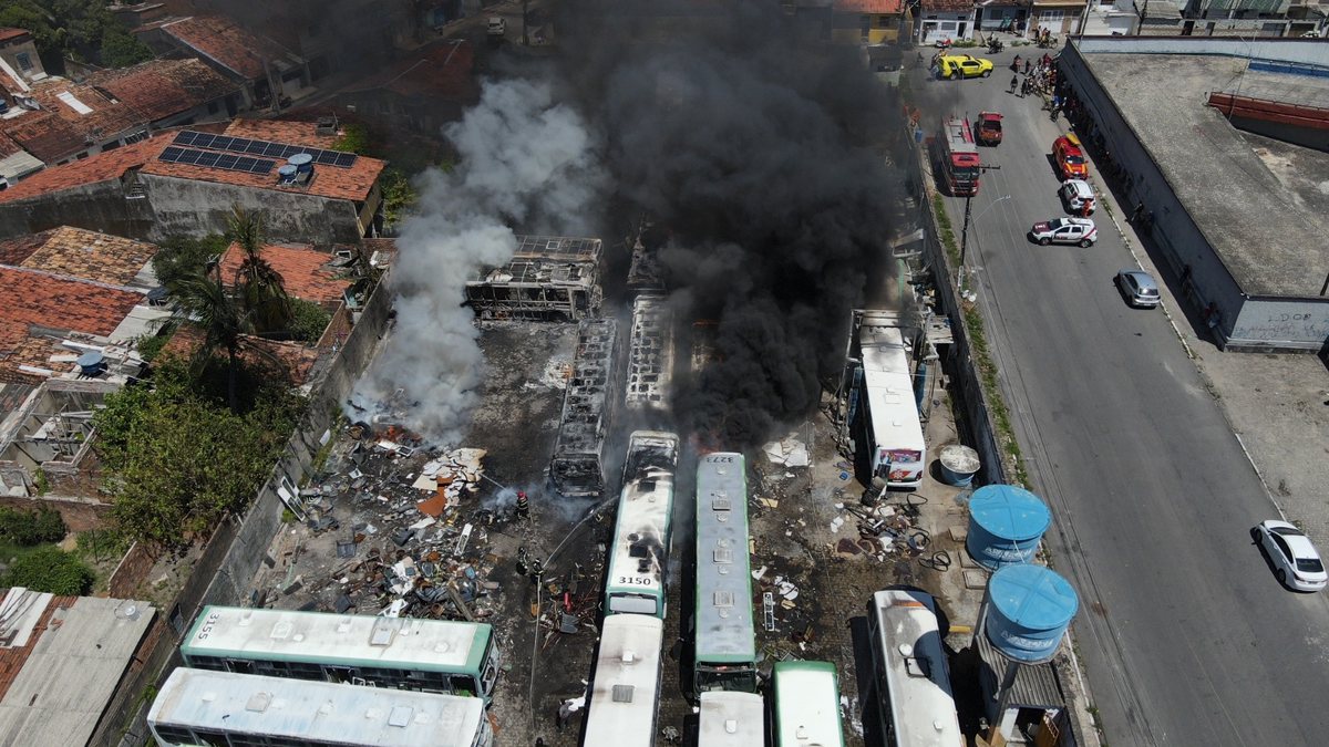 Incêndio de grandes proporções atinge garagem da Veleiro próximo ao HGE ... Incêndio de grandes proporções atinge garagem da Veleiro próximo ao HGE ...